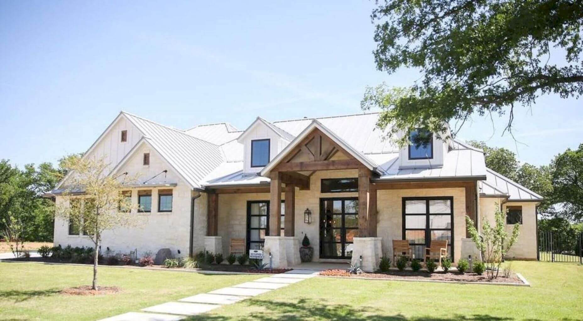 30+ Farmhouse Exterior Ideas For Your Modern Farmhouse