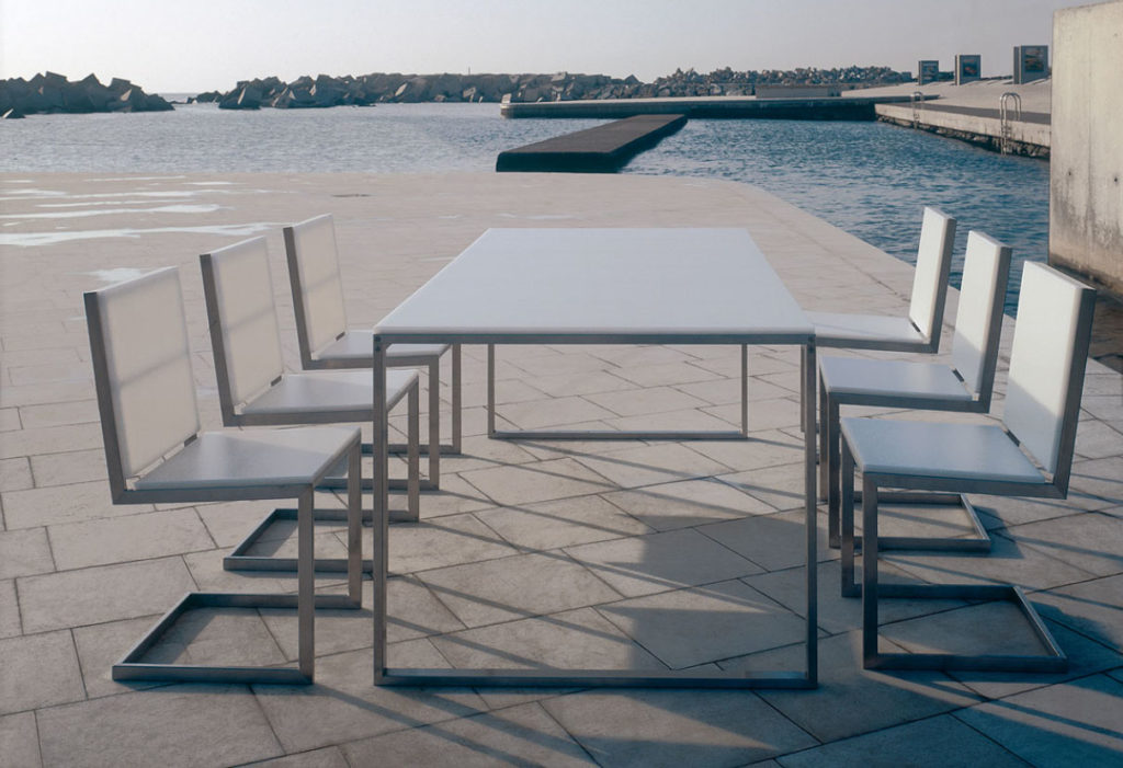 20+ Outdoor Dining Tables That Will Wow Your Dinner Guests