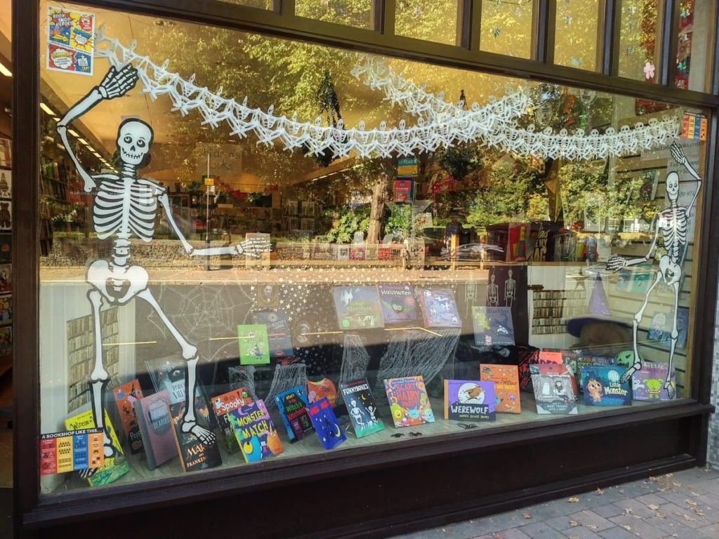 Halloween Special Shop Window Display Decoration Ideas