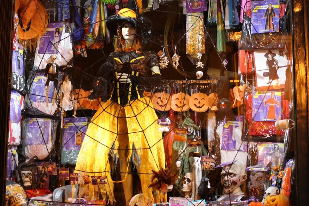 Halloween Special Shop Window Display Decoration Ideas