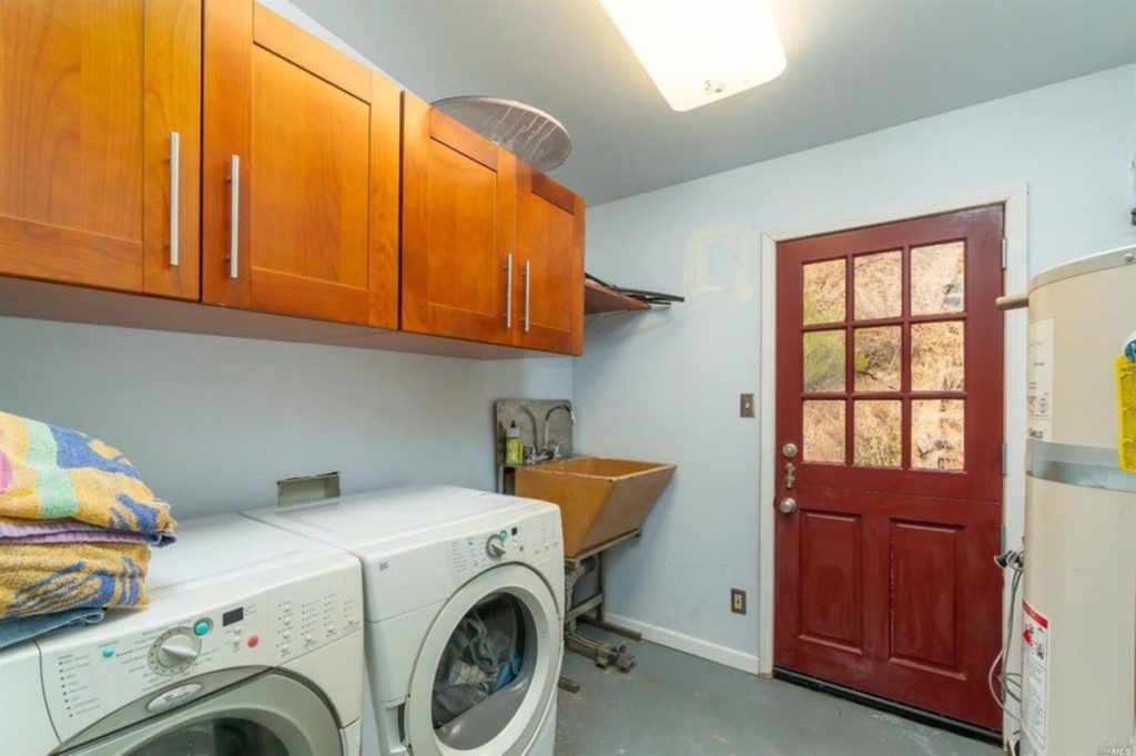Modern and Attractive Laundry Shop Interior Design Ideas