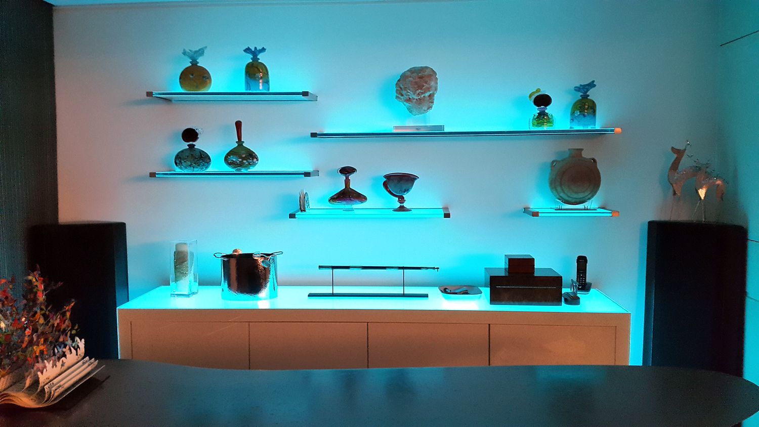 Mesmerizing Ideas for Intermediate Lighting in Shelves