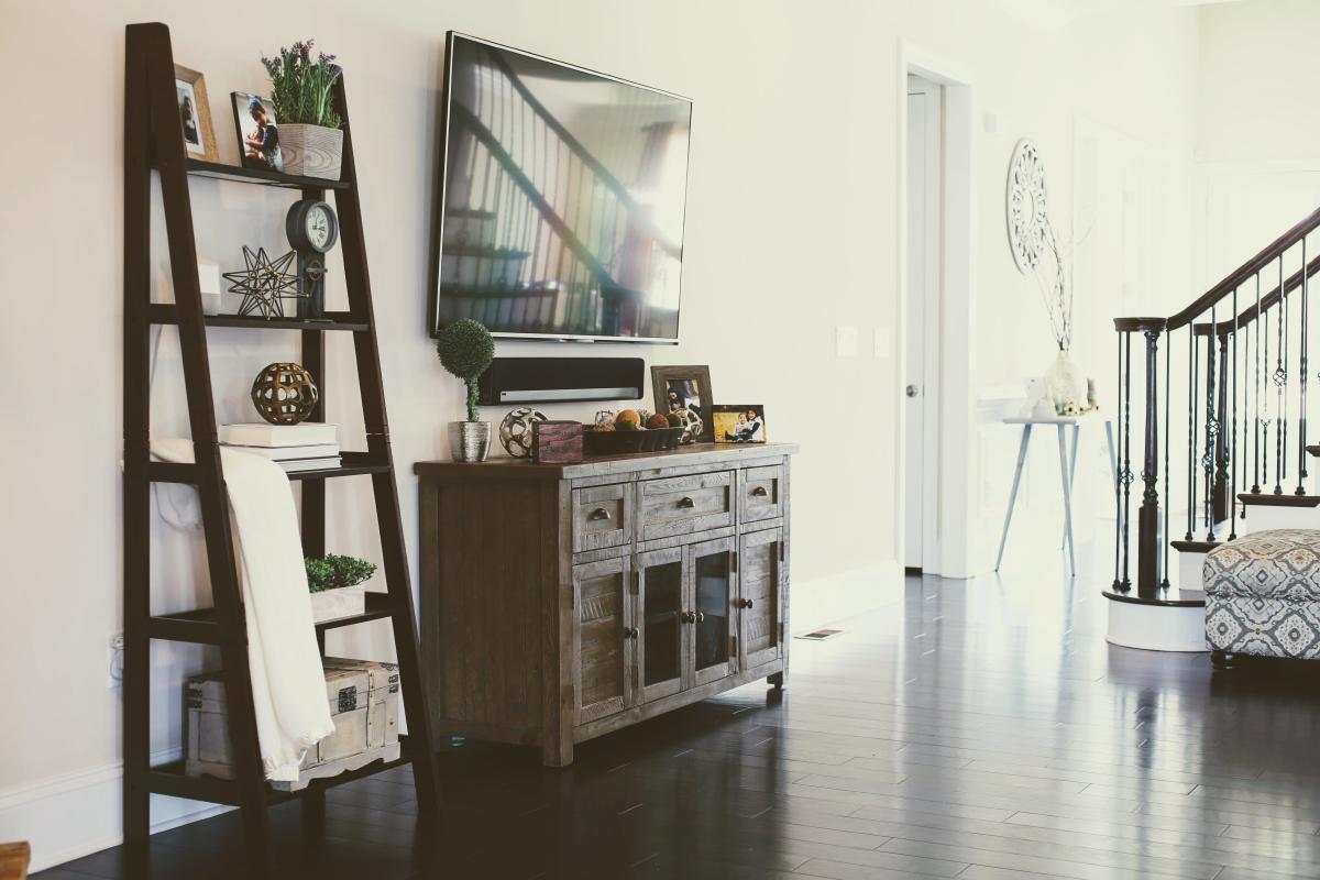 Unique Way to Decorate Your Home with Vintage Ladder