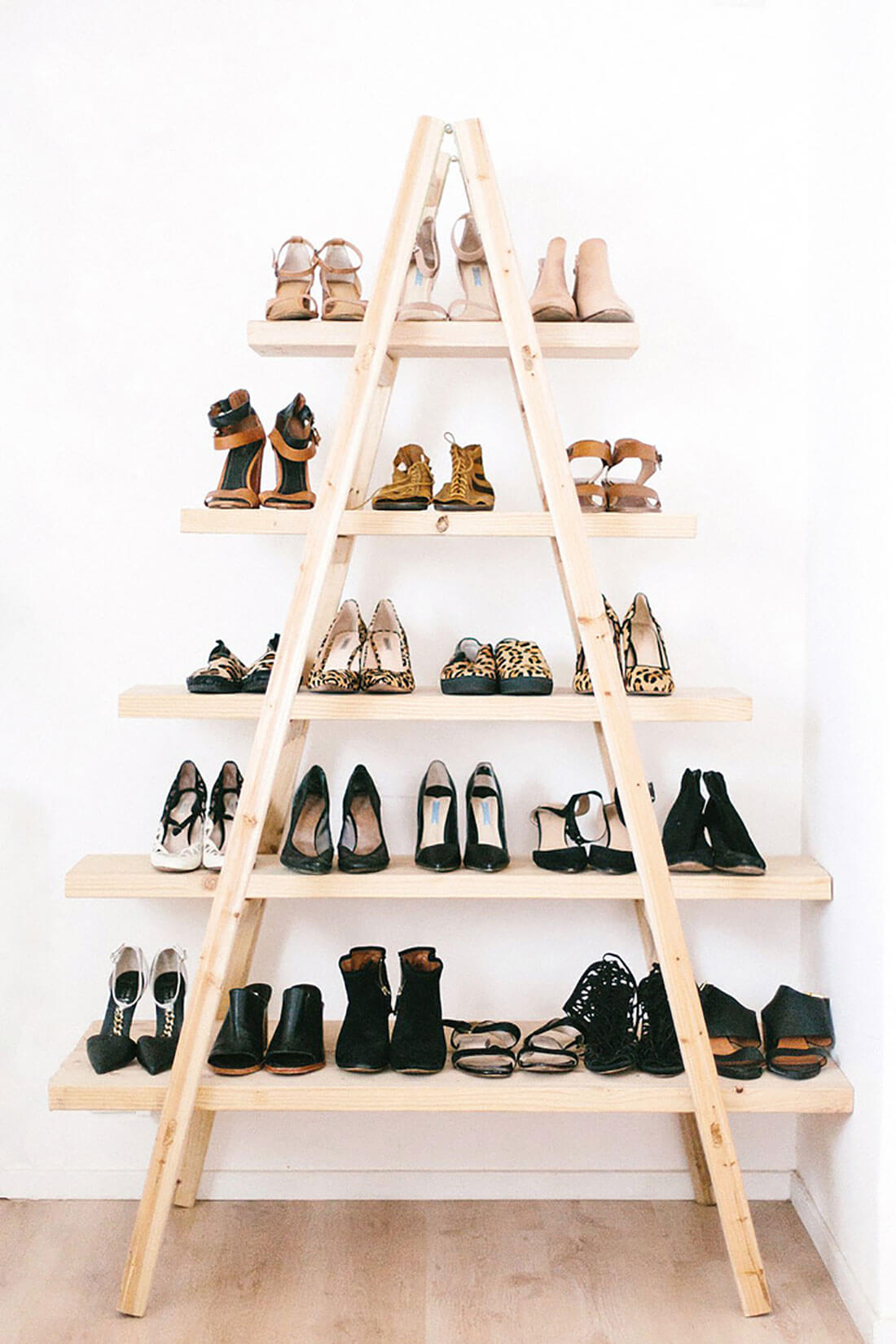 Unique Way to Decorate Your Home with Vintage Ladder