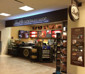 Beautiful and Independent Small Shop Design Ideas