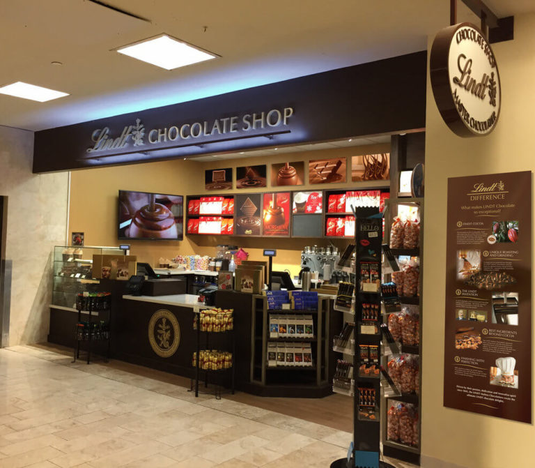 Beautiful and Independent Small Shop Design Ideas