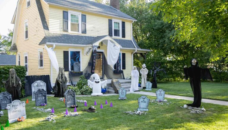 Creepy and Cool Halloween Backyard Decoration Ideas