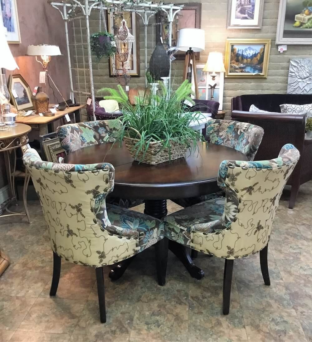 Round Dining Table That You Can Arrange in Your Dining Room