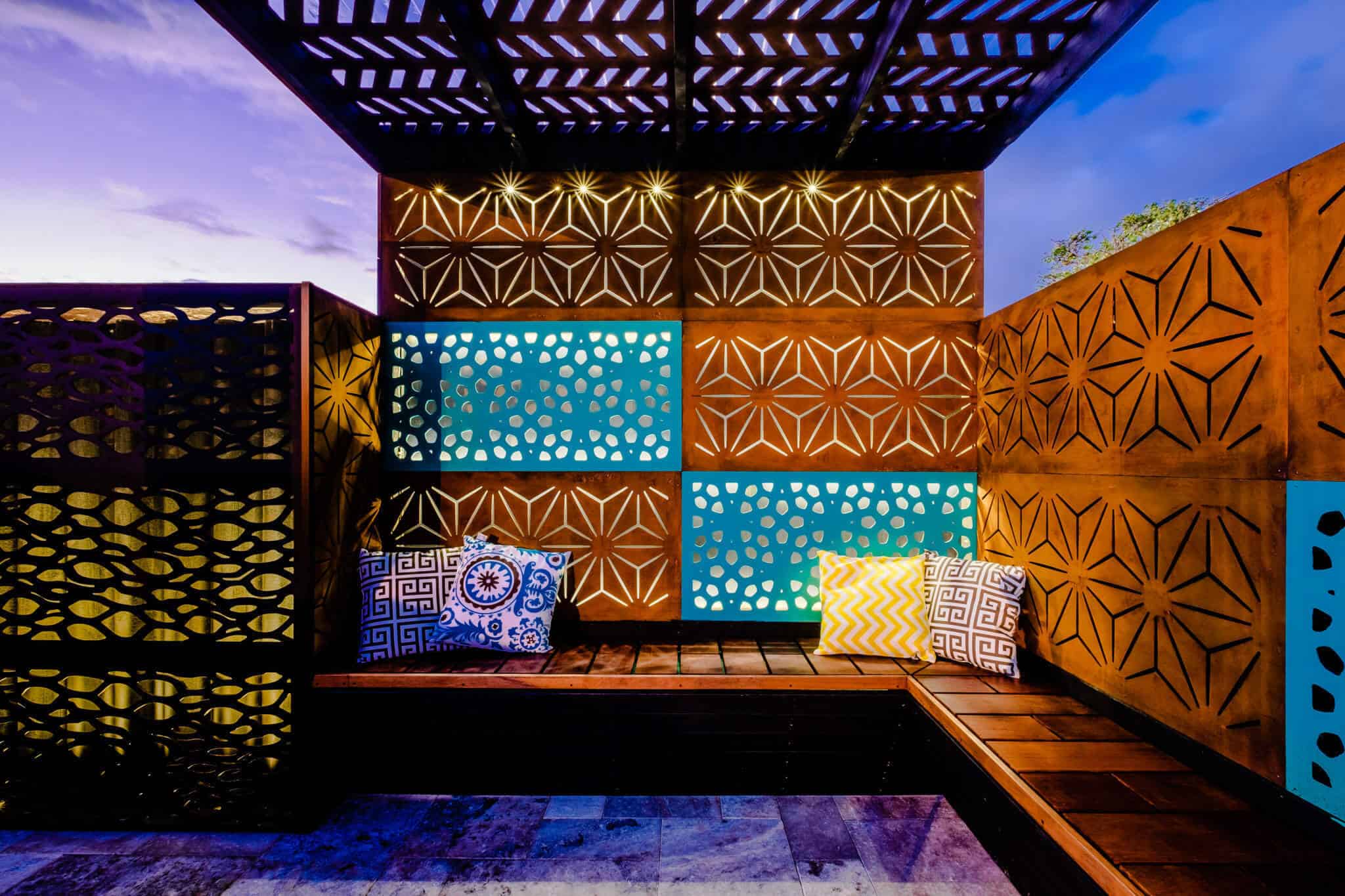 Few Stylish Wooden Screens to Decorate and Cover Open Space