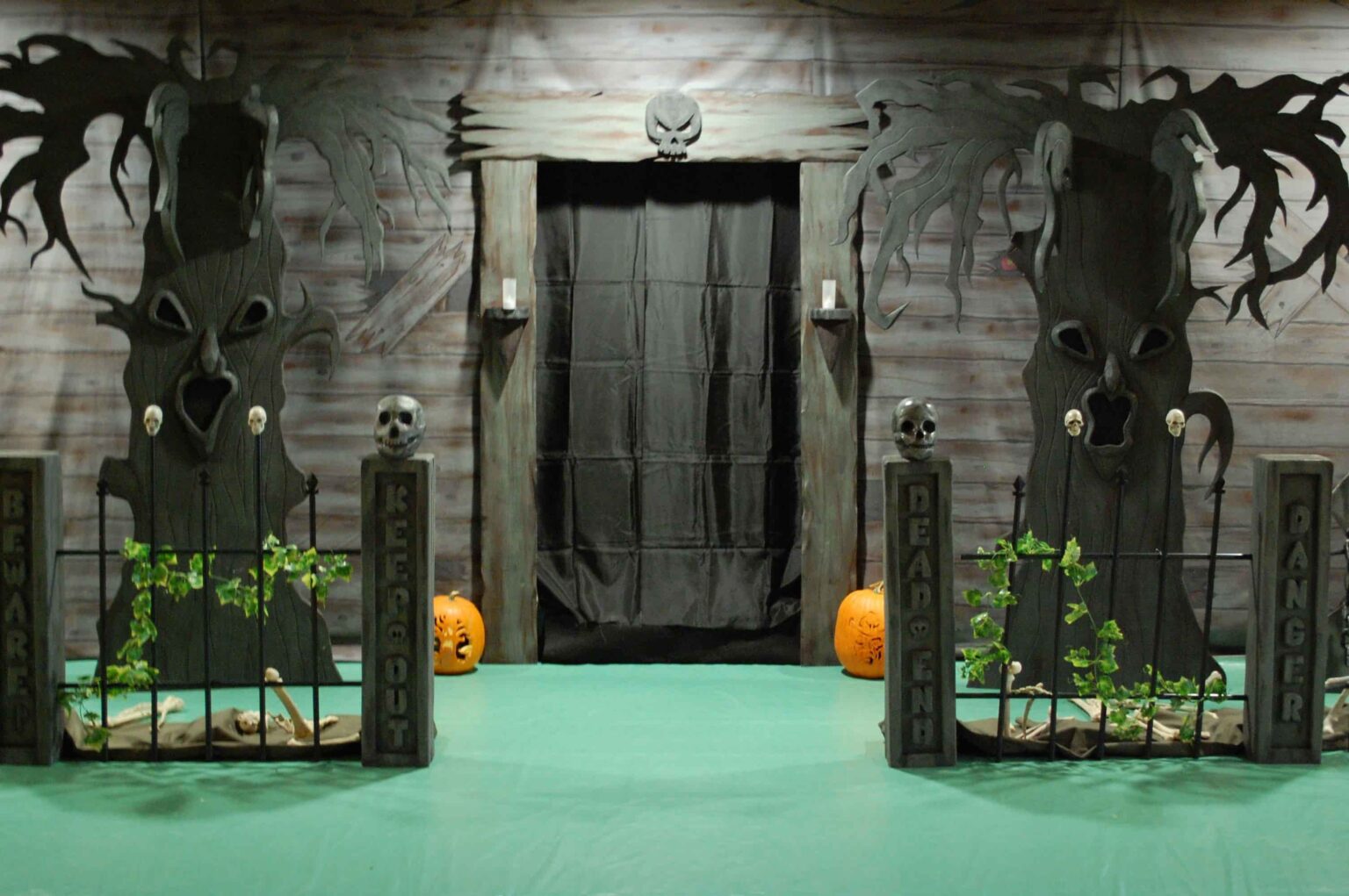 Spooky Halloween Porch and Entryway Decoration Ideas