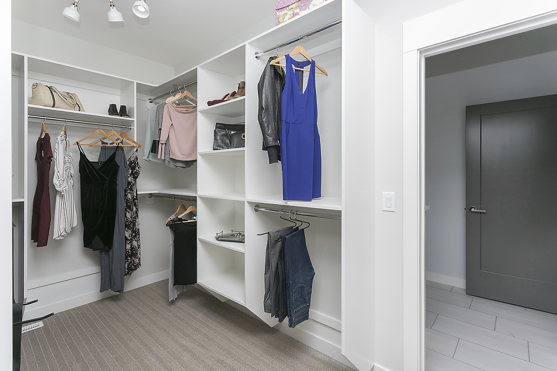 Upgrade Your Walk-in-closets With Best Closet Island Ideas