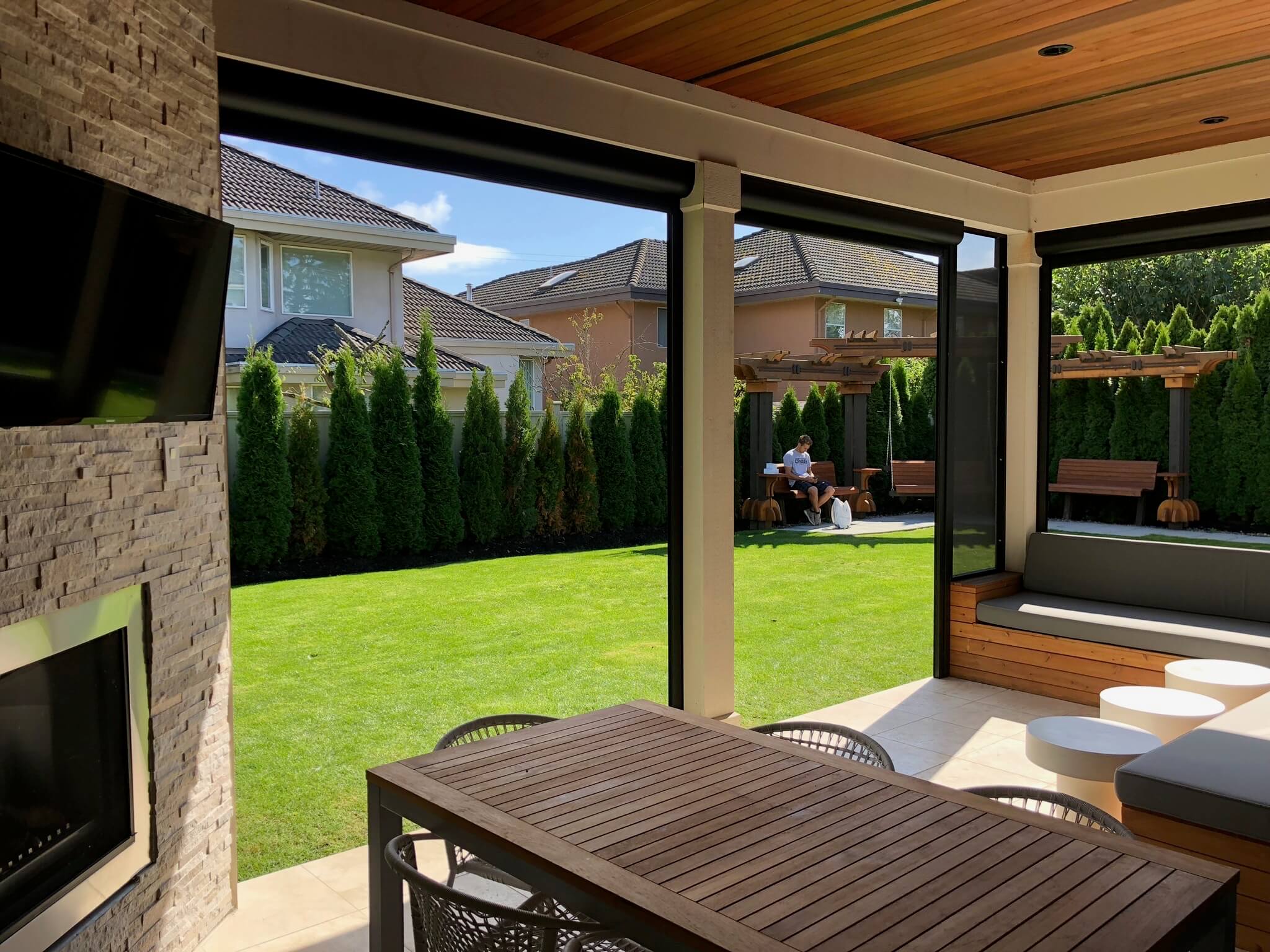 Pros and Cons of Retractable Screens