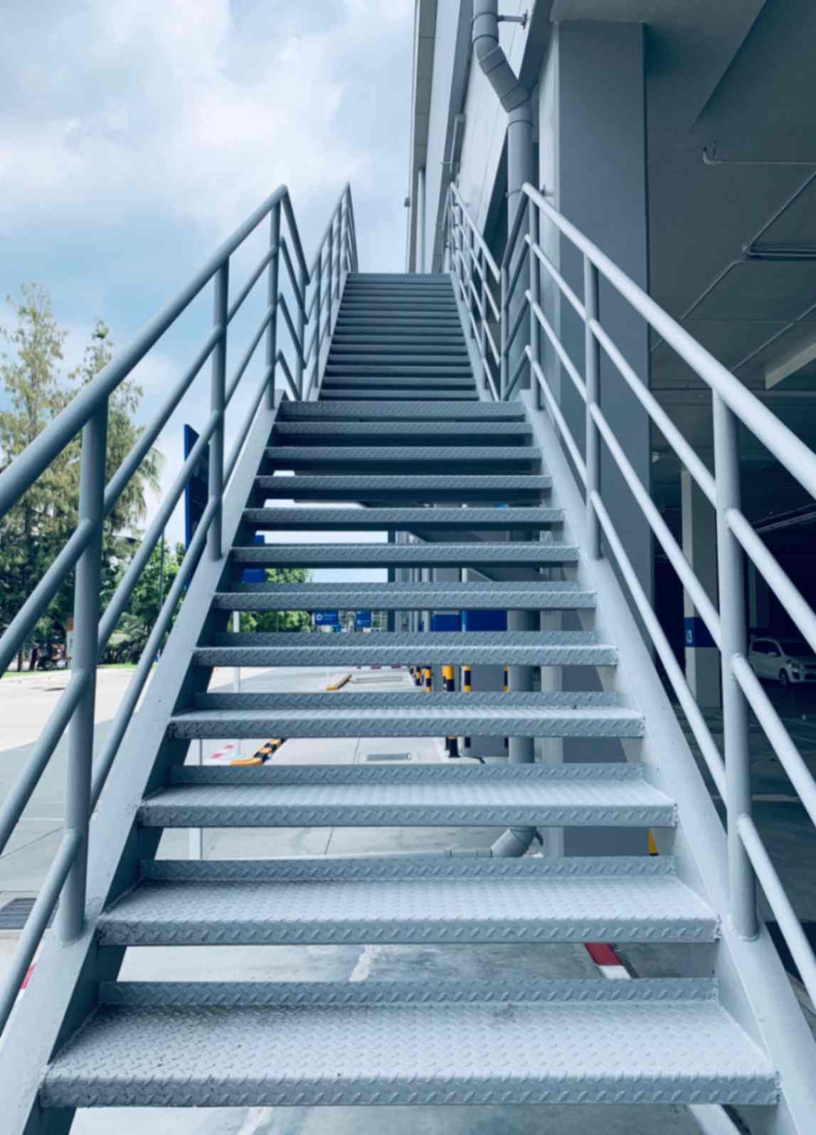 What are the Features Available In Steel Stairs?